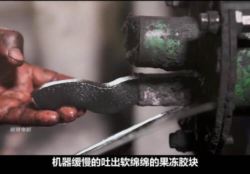 用椰子壳废料制作木炭,减少了对森林的砍伐,对树木得以保护