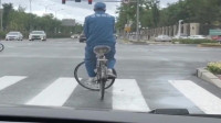 行车记录仪:自行车的小伙也太牛掰,红灯不灭,硬是不倒。