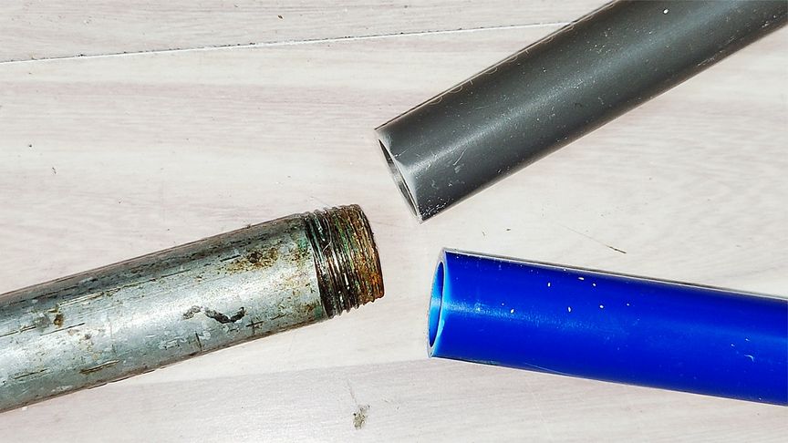 外螺纹金属铁管怎么接入PVC管?跟着工地水电工偷学2招,太实用了