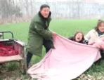 喜剧生孩子2:小馒头肚子疼的要生,没想到却把孩子生在了半路上
