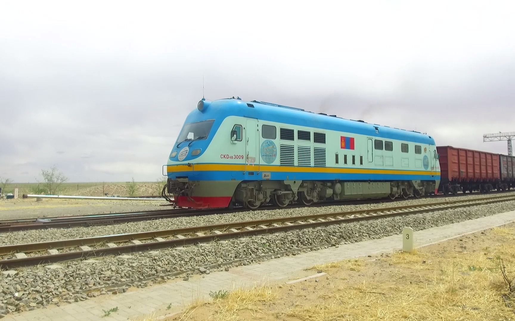 轨道宽度不同,蒙古国的火车却能开进中国的国门。