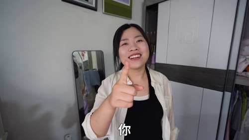 3岁女儿要上幼儿园,全家进城挑选学校,闺女的表情太逗了