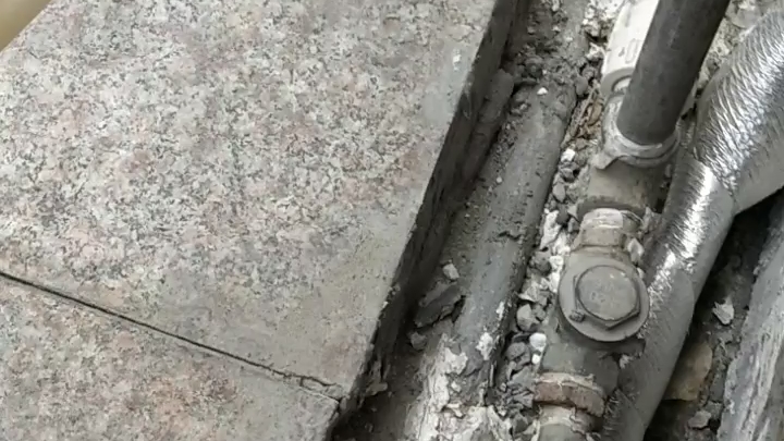 水管出空气水表也在走,怪不得水费这么贵。