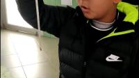 学生演示温度计的规范使用