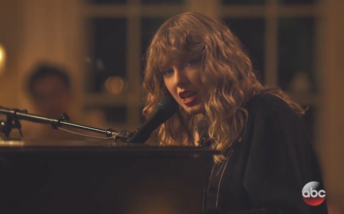 【Taylor Swift】霉霉首演新歌《New Year's Day》官方视频出炉!