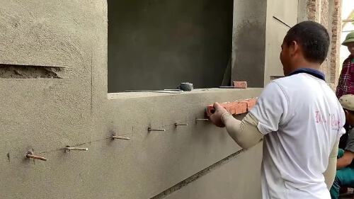 师傅用独特方法修建户造型不用模型就把红砖牢牢固定住