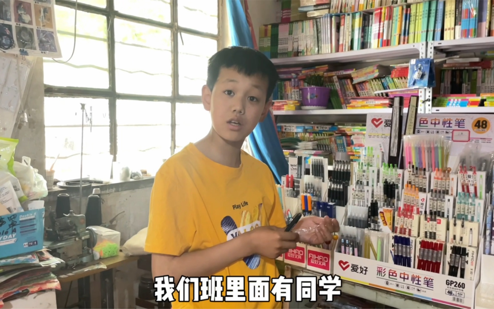 六年级男同学钢笔笔头又被拔了,回来和妈妈告状,心疼的直撇嘴