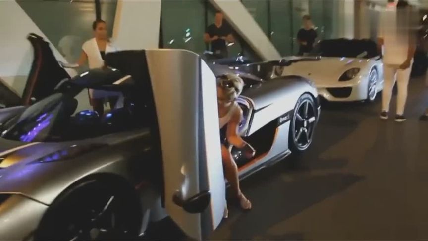 美女驾驶3500万的柯尼塞格,车门可以这样打开,油门太响了!