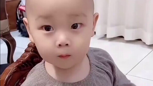 两岁的小萌娃模仿修脚师傅给爸爸修脚,瞬间捂鼻子,爸爸脚太臭了