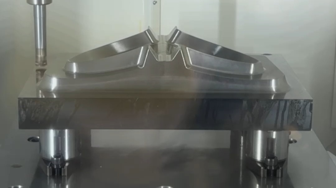 DMC2025 上海模具展 马扎克五轴机床上使用:IMAO圆柱型下拉式夹具