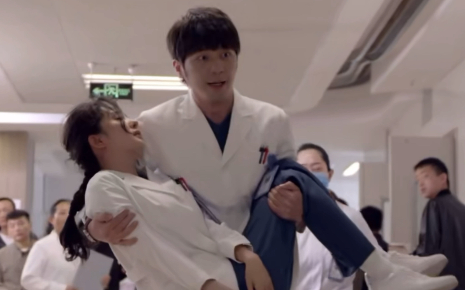 谢谢你医生|27-29集预告 白医生和肖医生表白啦!肖砚晕倒了!肖砚:你是...