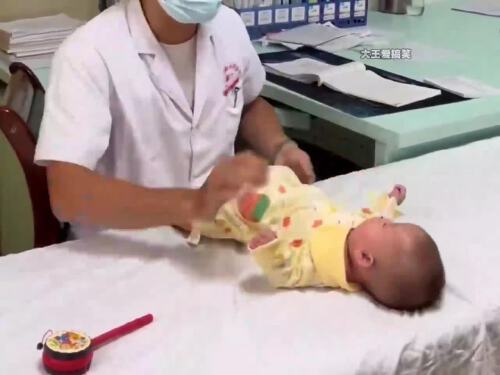 医生警告:这些危险动作别在家模仿!专业幼儿安全指南