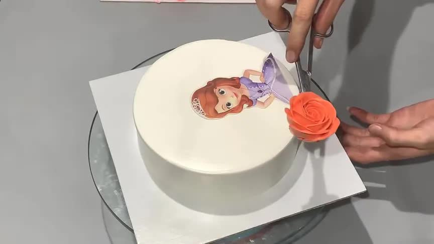 制作小公主苏菲亚蛋糕,小女孩一看到,顿时就走不动路了