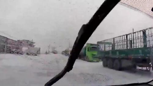 行车记录仪:雪天路滑,没有雪地胎的车友们尽量不要动车了,太不安全
