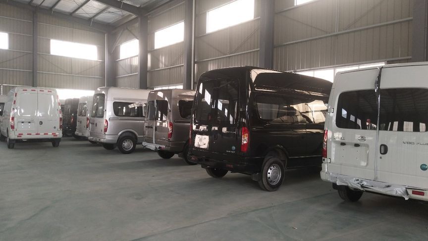 现场对比~大通V80长轴高顶和短轴中顶、福田图雅诺,以及多色对比