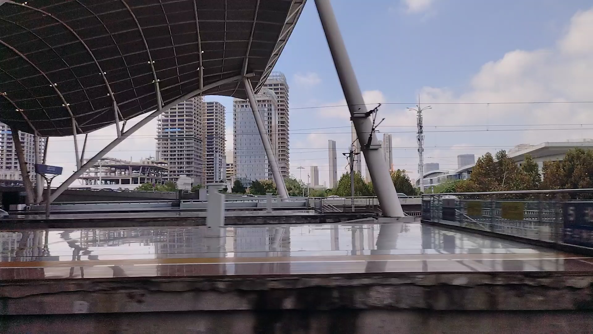 G1136次列车离开武汉车站