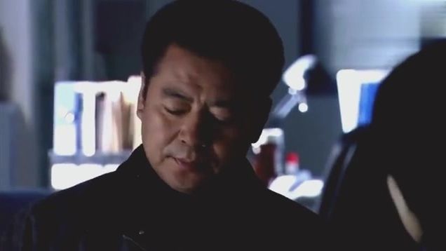 现场让罪犯对刑警进行捆绑,真够专业的