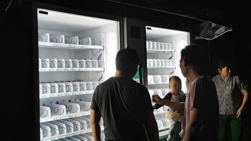 上门安装完智购科技自动售货机,现场教会客户如何使用
