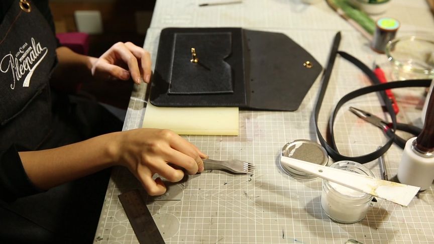 皮具师傅手工制作牛皮信封包,加入了时尚潮牌设计元素,成品很赞