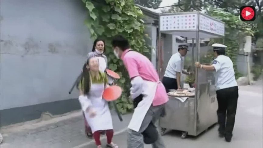 大妈摆摊被城管抓,女孩这样做