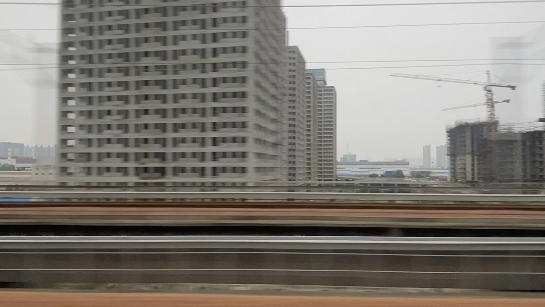 G68次列车经过郑州东站!