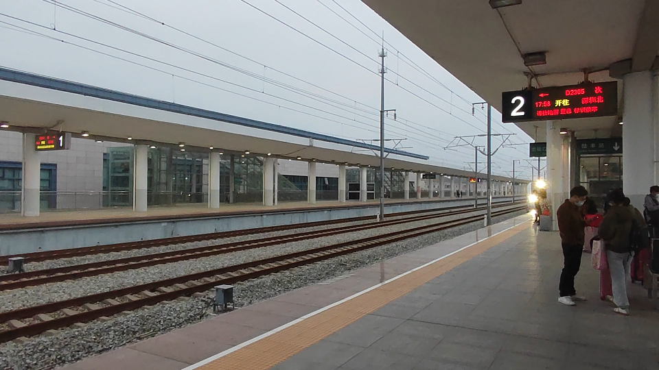 2022年2月10日,D2305(福鼎-深圳北)陆丰站进站。本务南局福州段...