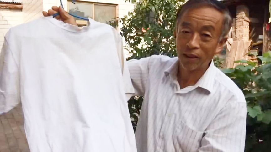 夏天容易出汗,衣服被汗水渍黄,山西农民这样一清洗跟新的一样