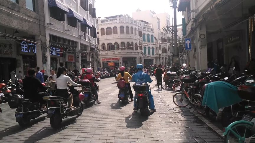 走过很多城市也没看到过这么多电动车,在海南是这儿主要交通工具
