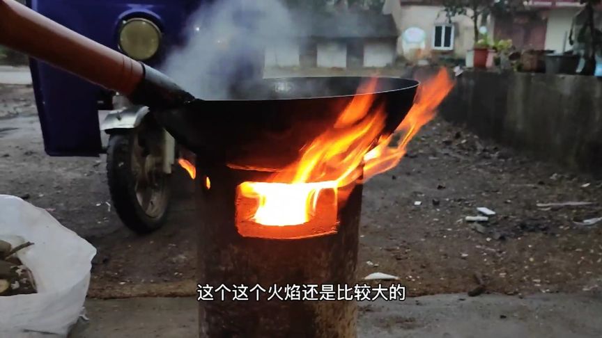气化炉烧柴和烧生物颗粒火势对比。气化炉构造详细讲解。