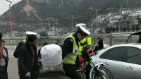 老哥的摩托车被交警叔叔扣下了,还要自己亲手抬车上去。网友:扣的好!