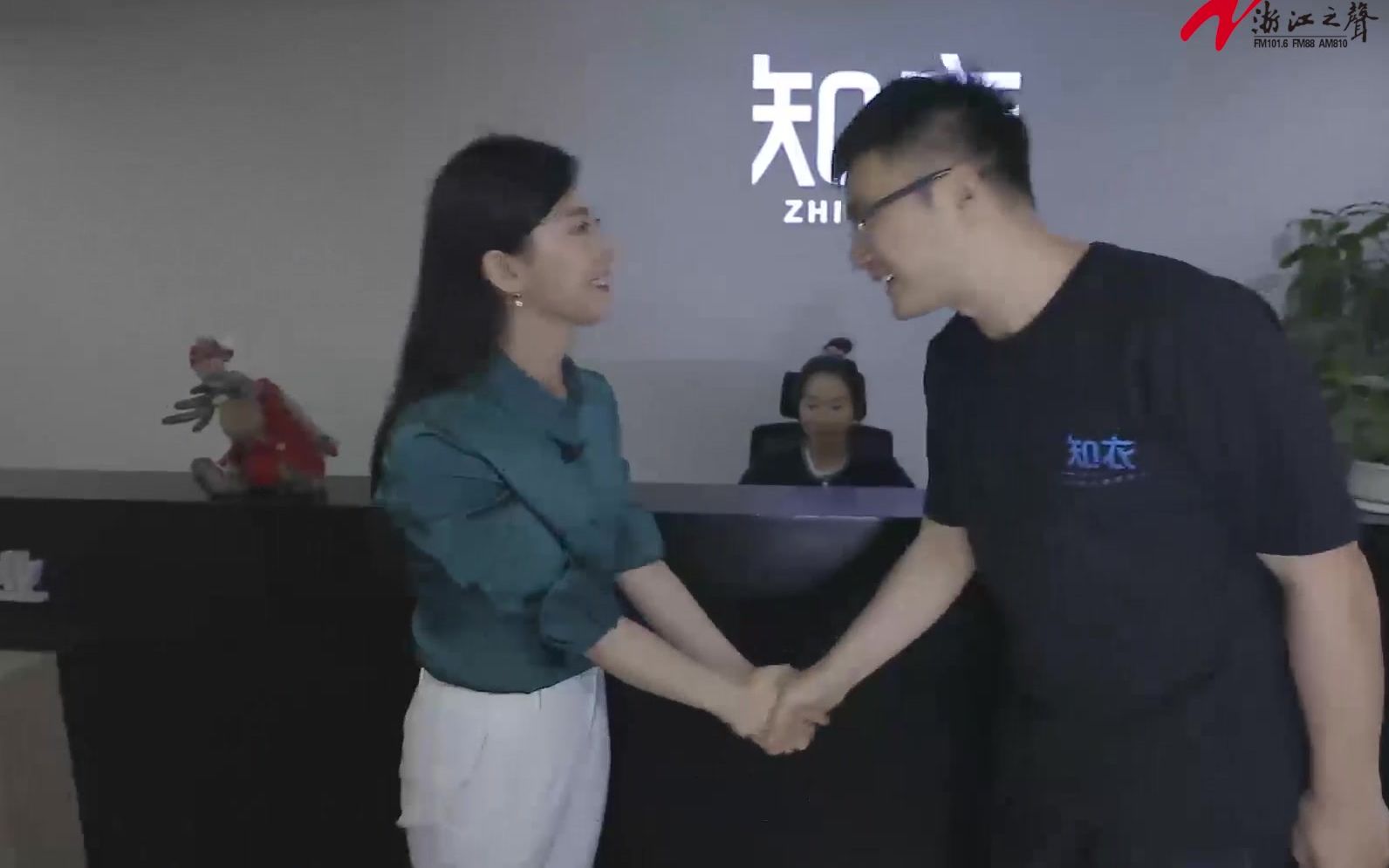 ...姐姐来到硅谷归国学霸创办的AI大数据公司,见证第一份报告的出炉。