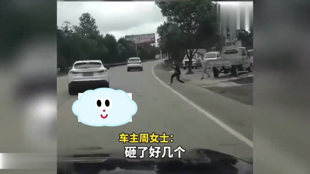 两男子在公路旁扔石头砸车,车窗被砸出大洞