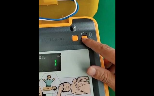 黄盖单机讲解 AED除颤使用操作演示方法 AED介绍怎么用说明步奏 ...