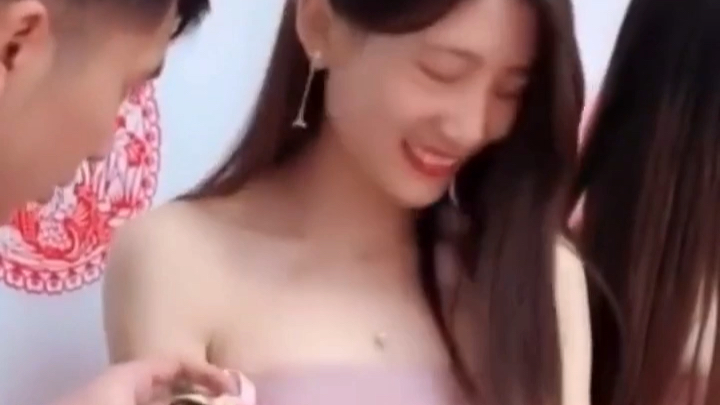 新郎结婚当天和伴娘亲嘴