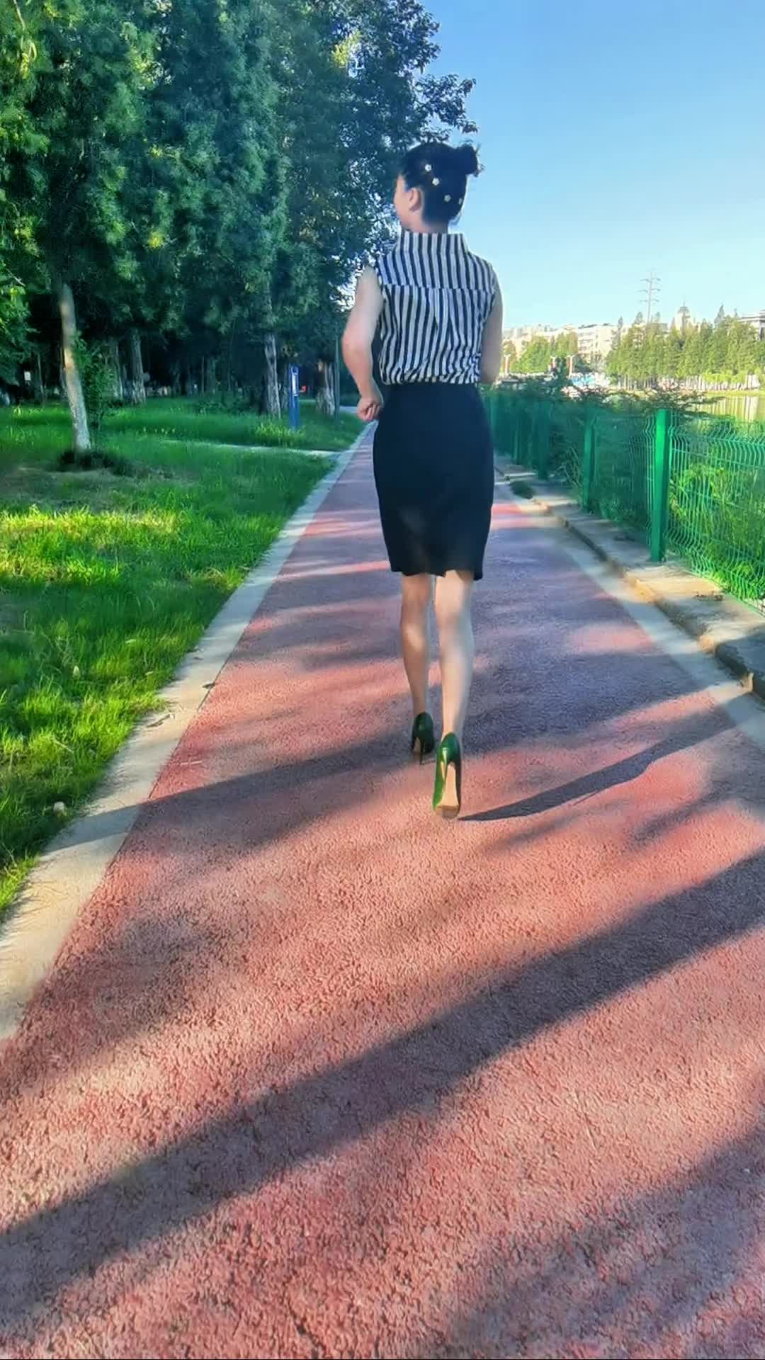 天天锻炼身体好#控制体重 #运动女孩 #公园随拍#高跟鞋穿搭#高跟鞋...