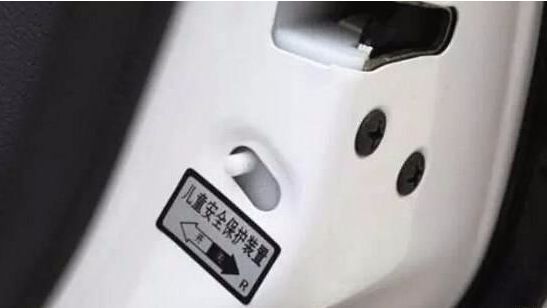 冒死实测:汽车行驶中,车门落锁后能打开车门吗?