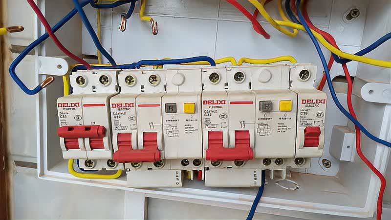 家里配电箱不跳,跳到物业总闸去了,难道家里