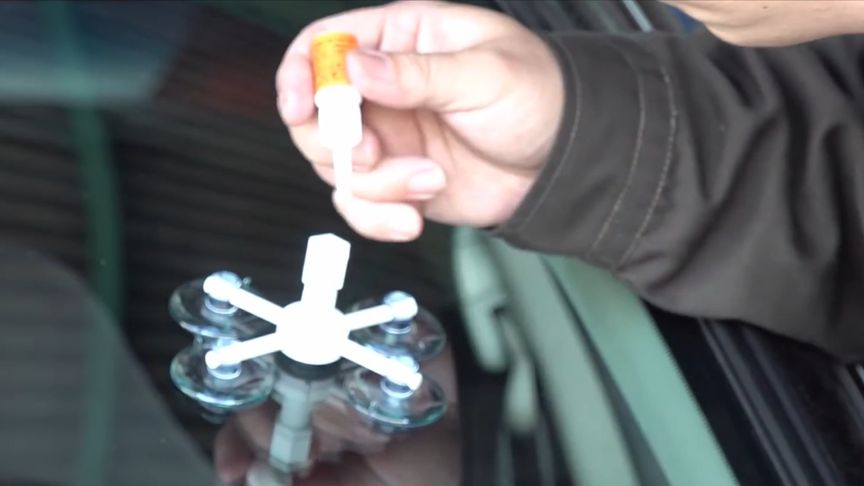 汽车挡风玻璃有破损不要急,按此方法修复