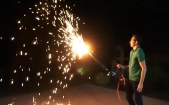 【外国人真会玩】如何用镁自制简易烟花?