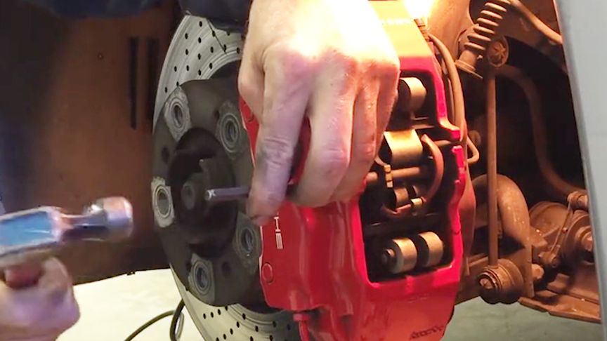 刹车油多久更换一次最好?不要被4S店忽悠,按这个来更换才正确