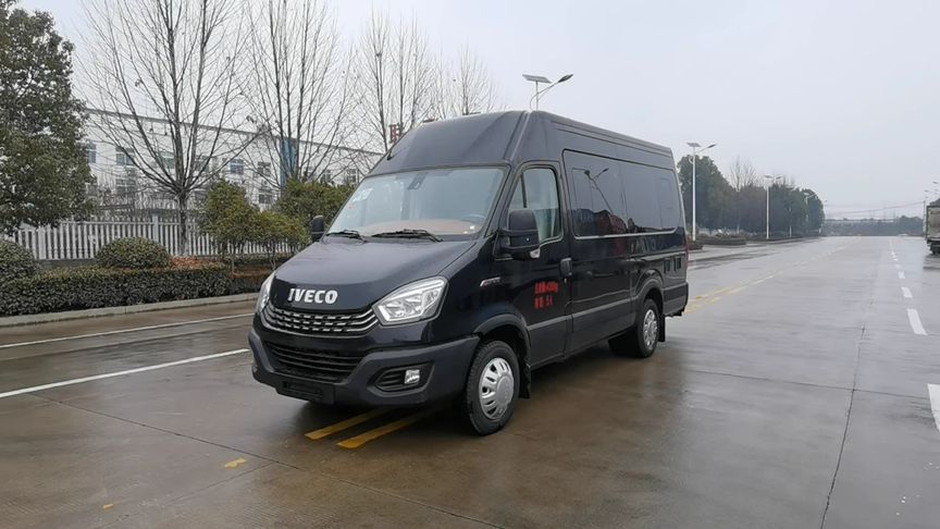 2022新款依维柯B型商务房车,6座,四个太空座椅,尾部横床。