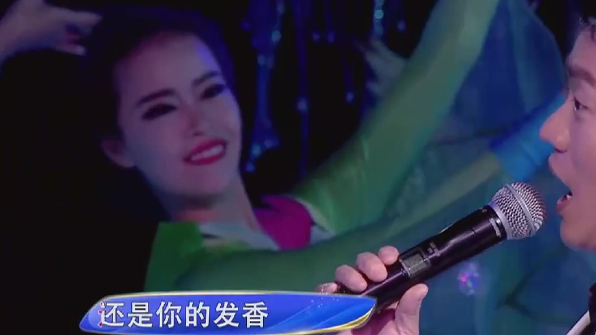 凤凰传奇深情再唱《荷塘月色》,嗓音嘹亮回荡,十分好听
