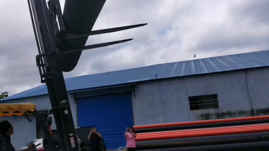 500 N8双壁波纹管4.5米高空掉落试验,完好无损,环柔没得说。