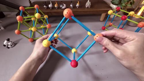 从点连成线,再拼出面,最后又能变成立体模型, 玩着玩着就了解了边角...