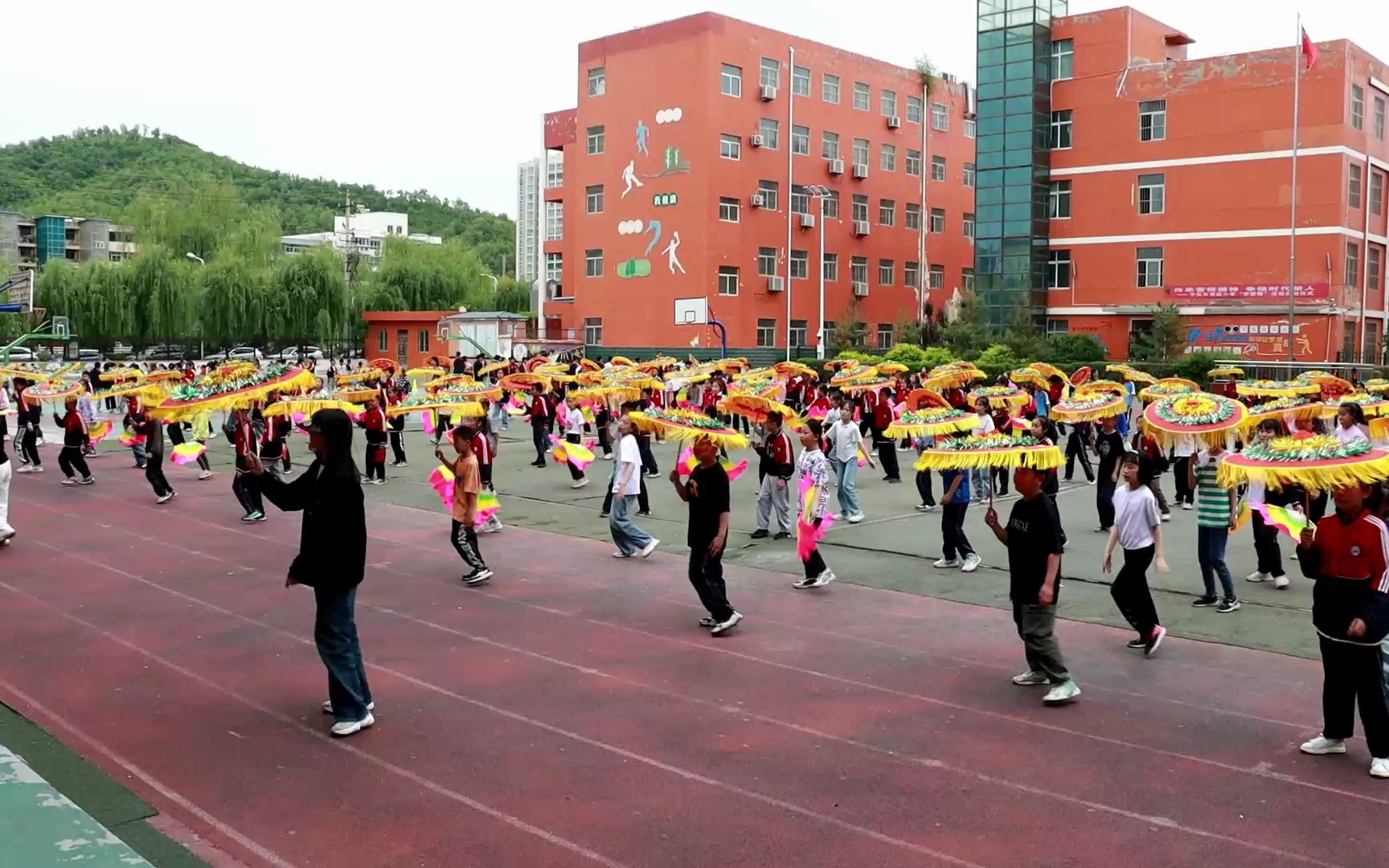 安塞腰鼓张海学,给子长秀延小学四年级学生,量身打造的延安大秧歌