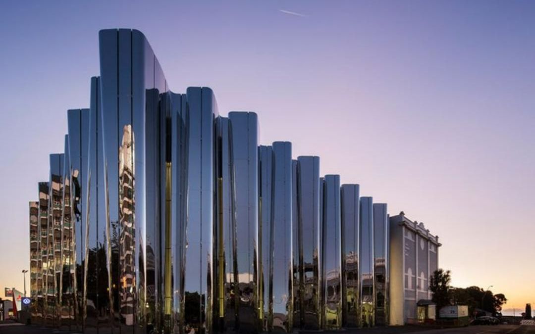 燎原玻璃:什么是弯钢玻璃?