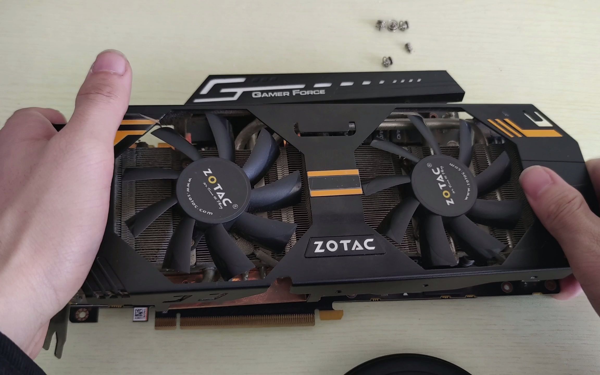 《捡垃圾》帮7年前的显卡清灰换硅脂