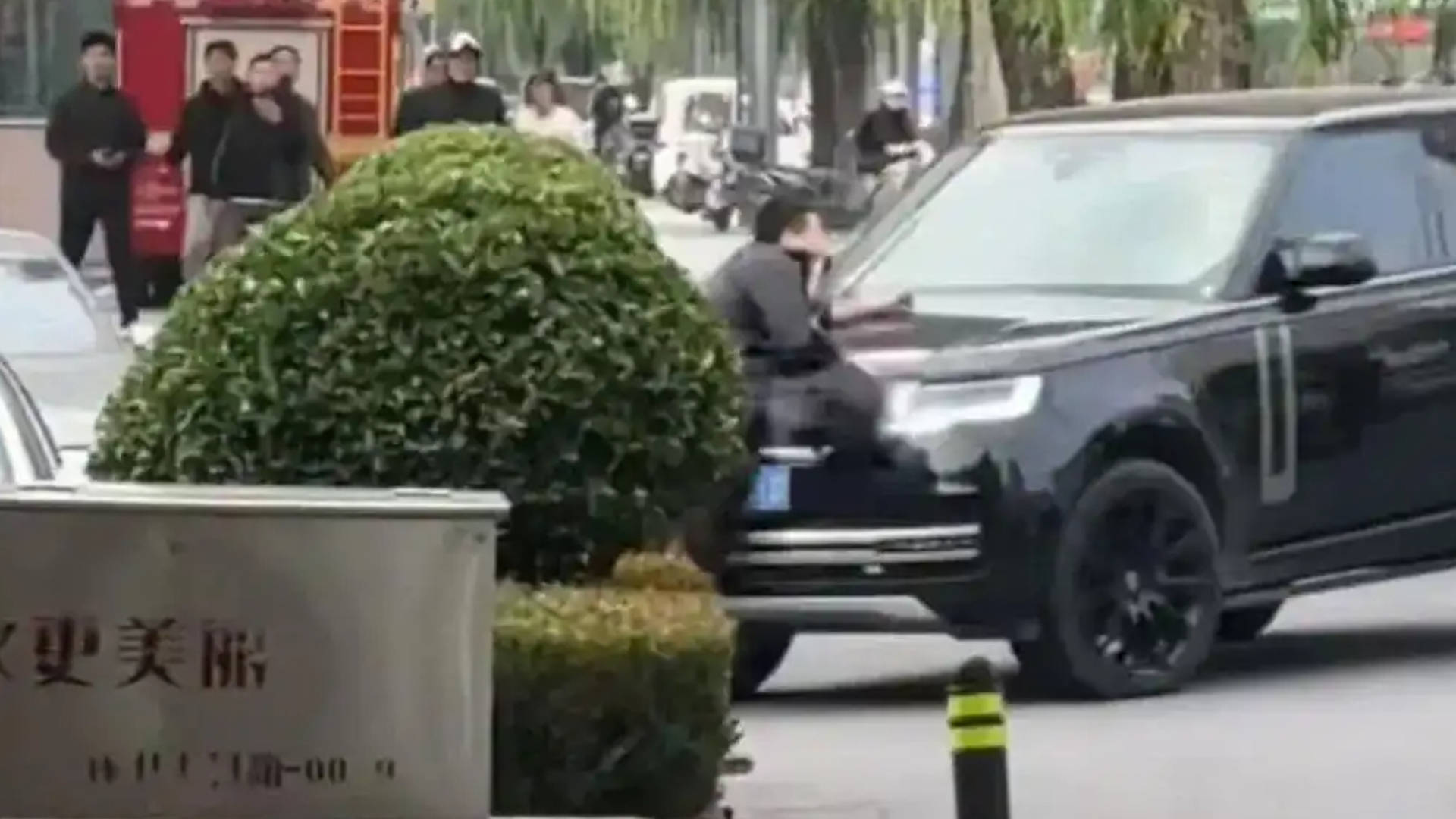 "路虎大哥"一脚油门撞翻持刀男子被认定见义勇为,大哥:当时只想着要帮忙,引擎盖被砍了一刀