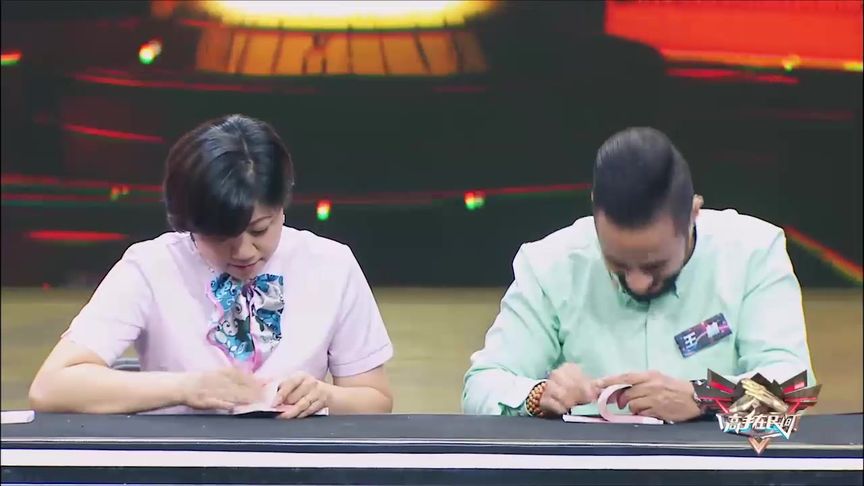 帅小伙现场学习单指点钞法,快只是一项技能,还要数得准!