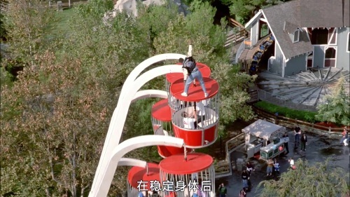 男人看到两个孩子陷入危险,大胆地前往营救